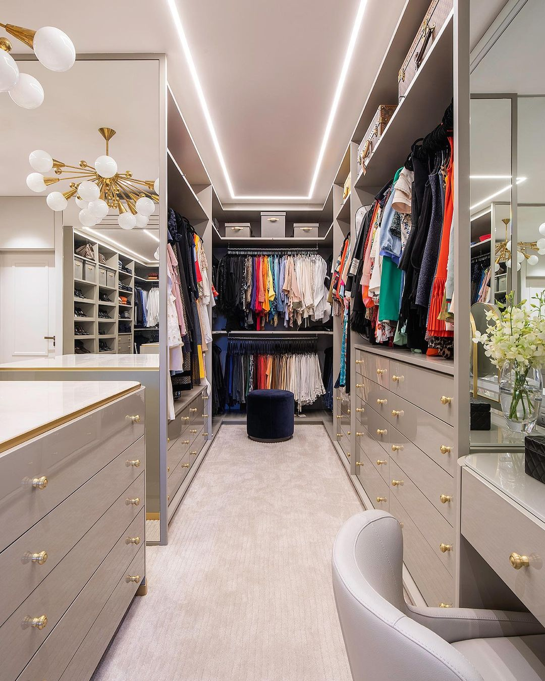 Closet contemporâneo cinza e dourado com penteadeira e ilha com ônix ...