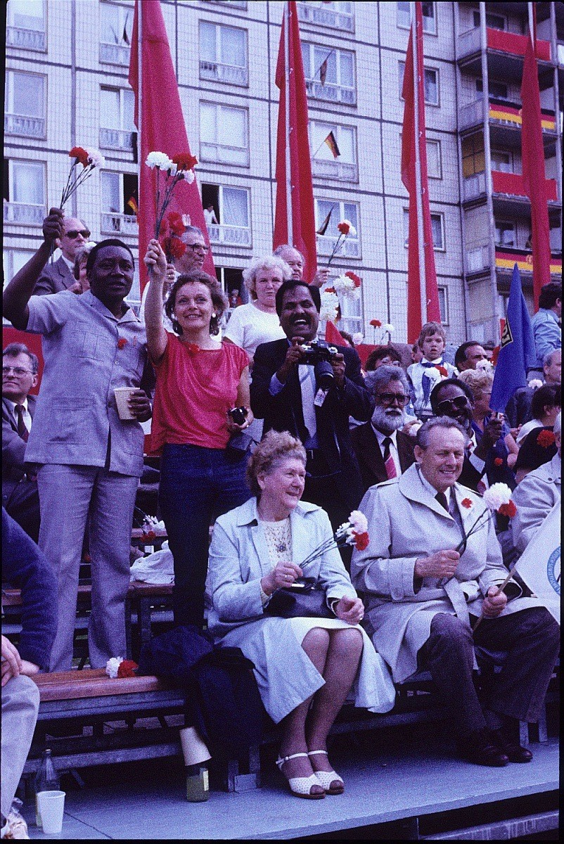 The Last Days of East Germany: 40 Fascinating Photographs That Capture ...