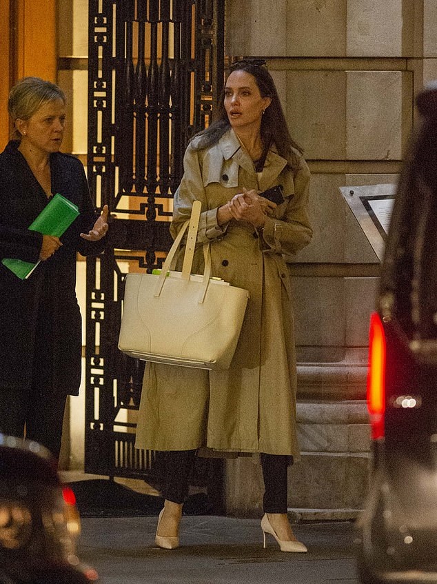 Angelina Jolie participa de jantar em restaurante grego em Londres