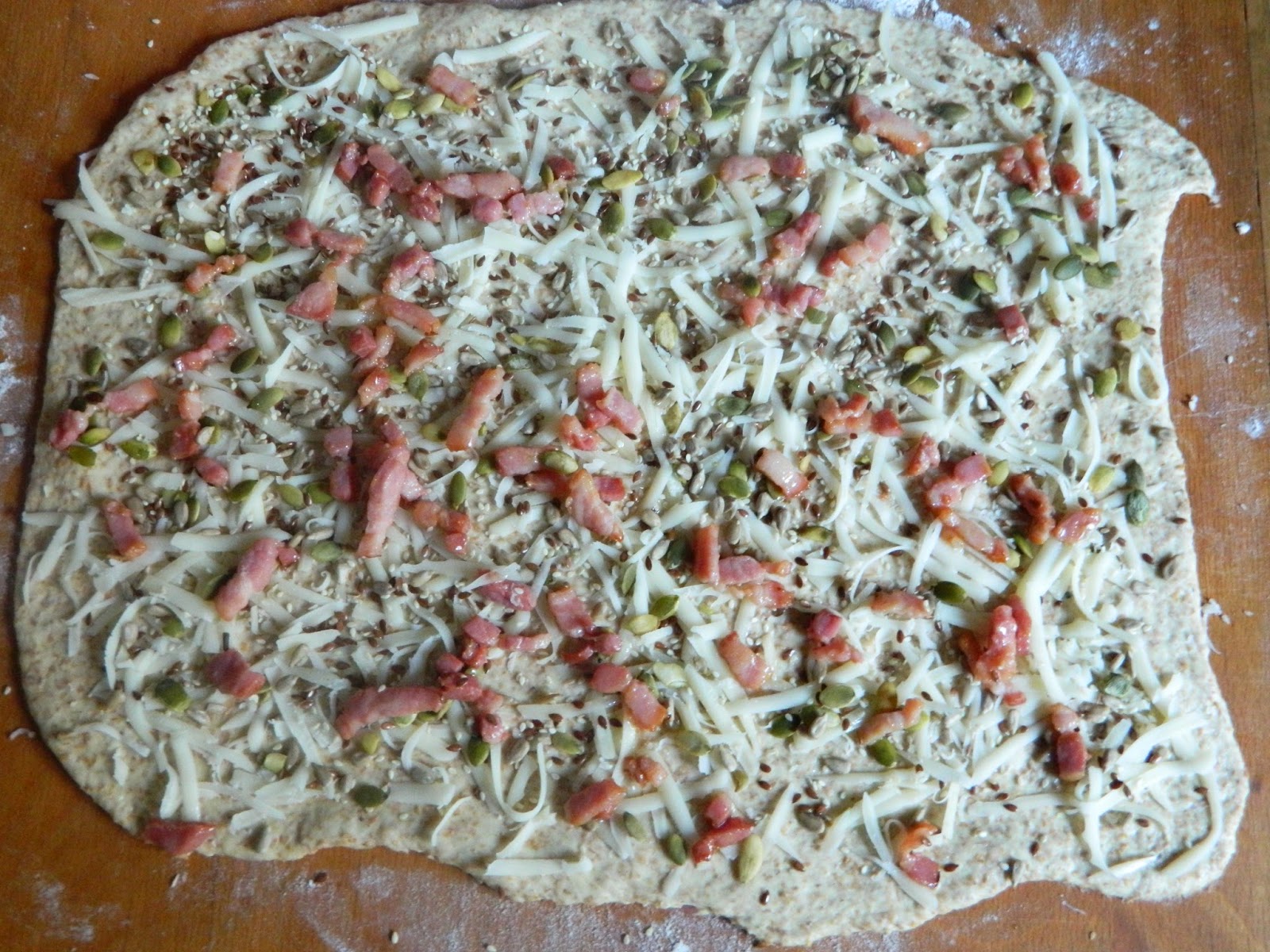 Weekend Passion: Rulouri cu cascaval, bacon si amestec de seminte