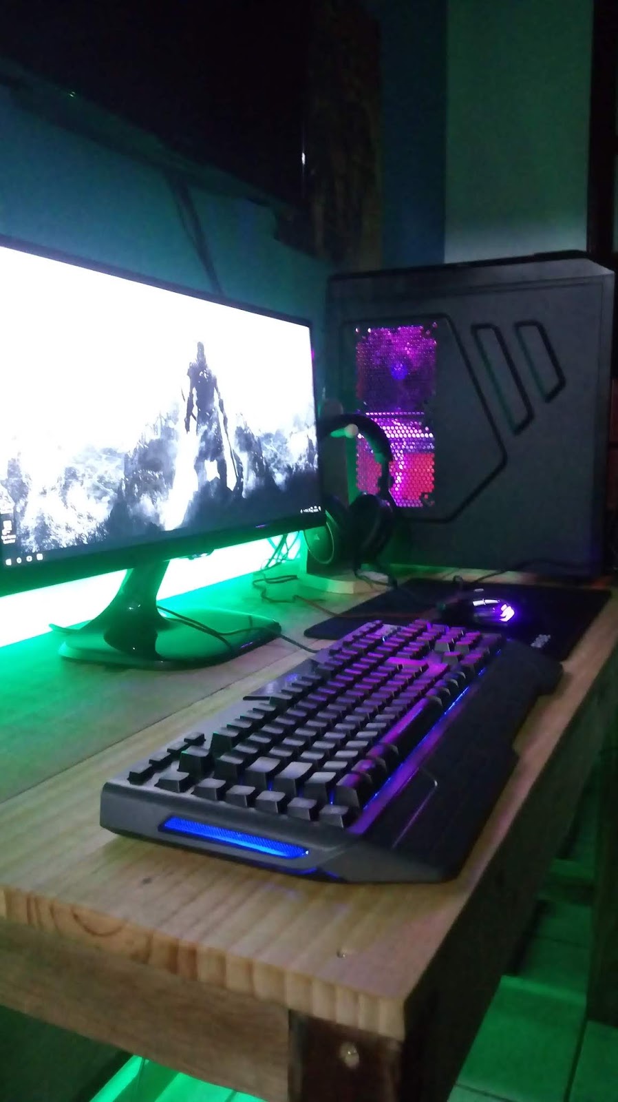 Setup Gamer com Mesa Feita com Madeira Recuperada