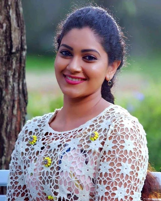 Lankan actress traditional dress redda hetta