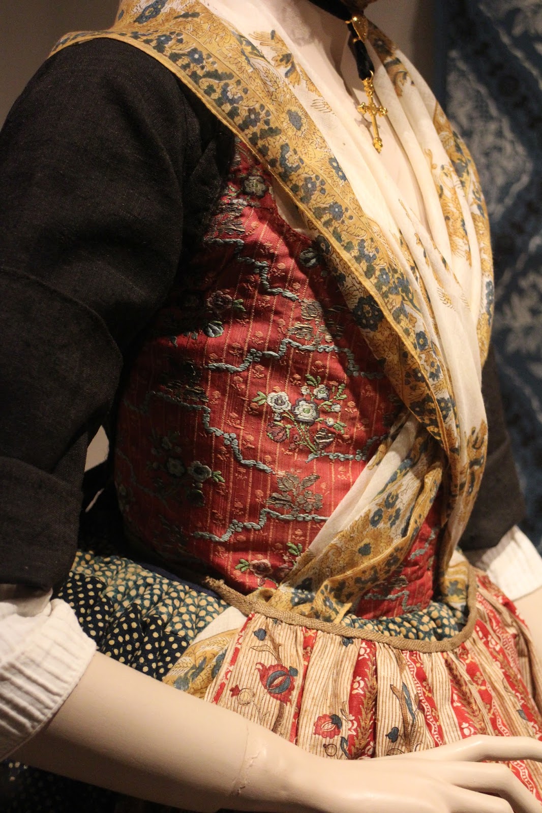 Chez Mark et Marcel: Costume provençal