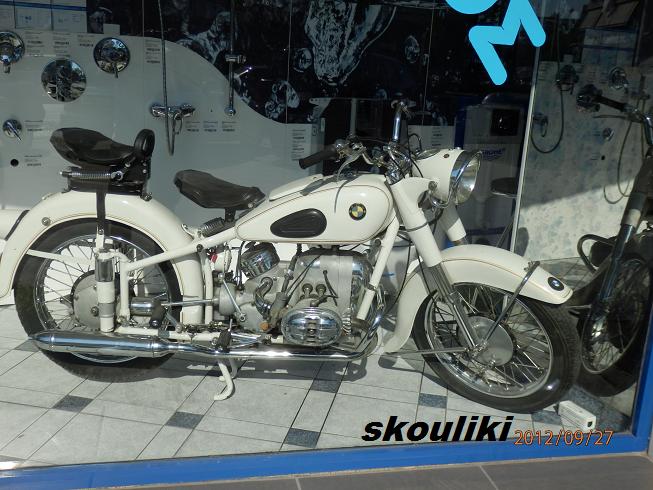 ΟΝΕΙΡΕΜEΝΑ ΧΡΟΝΙA: Μια αντίκα μηχανή BMW σε βιτρίνα καταστήματος με ...