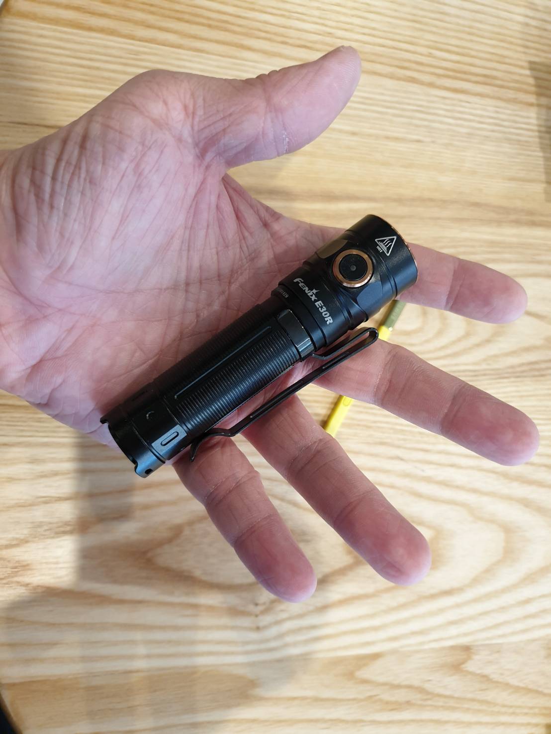 Sun Flashlight จำหน่าย ไฟฉายประสิทธิภาพสูง: ไฟฉายFENIX E30R Powerful