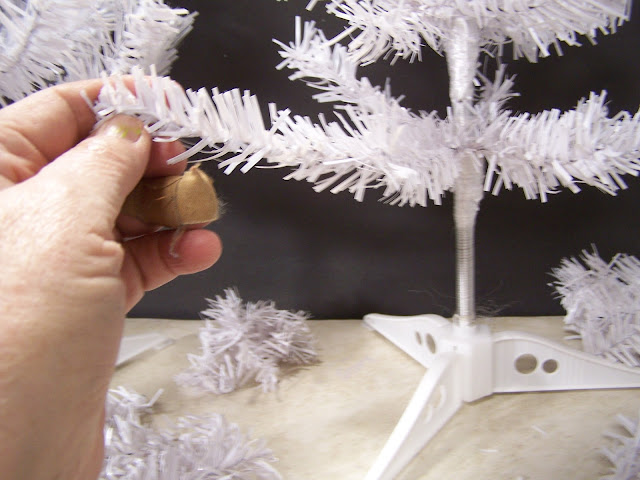 Barbie:OldNewGreenRedo : Upscale your Dollar Store Tree for Dolls!