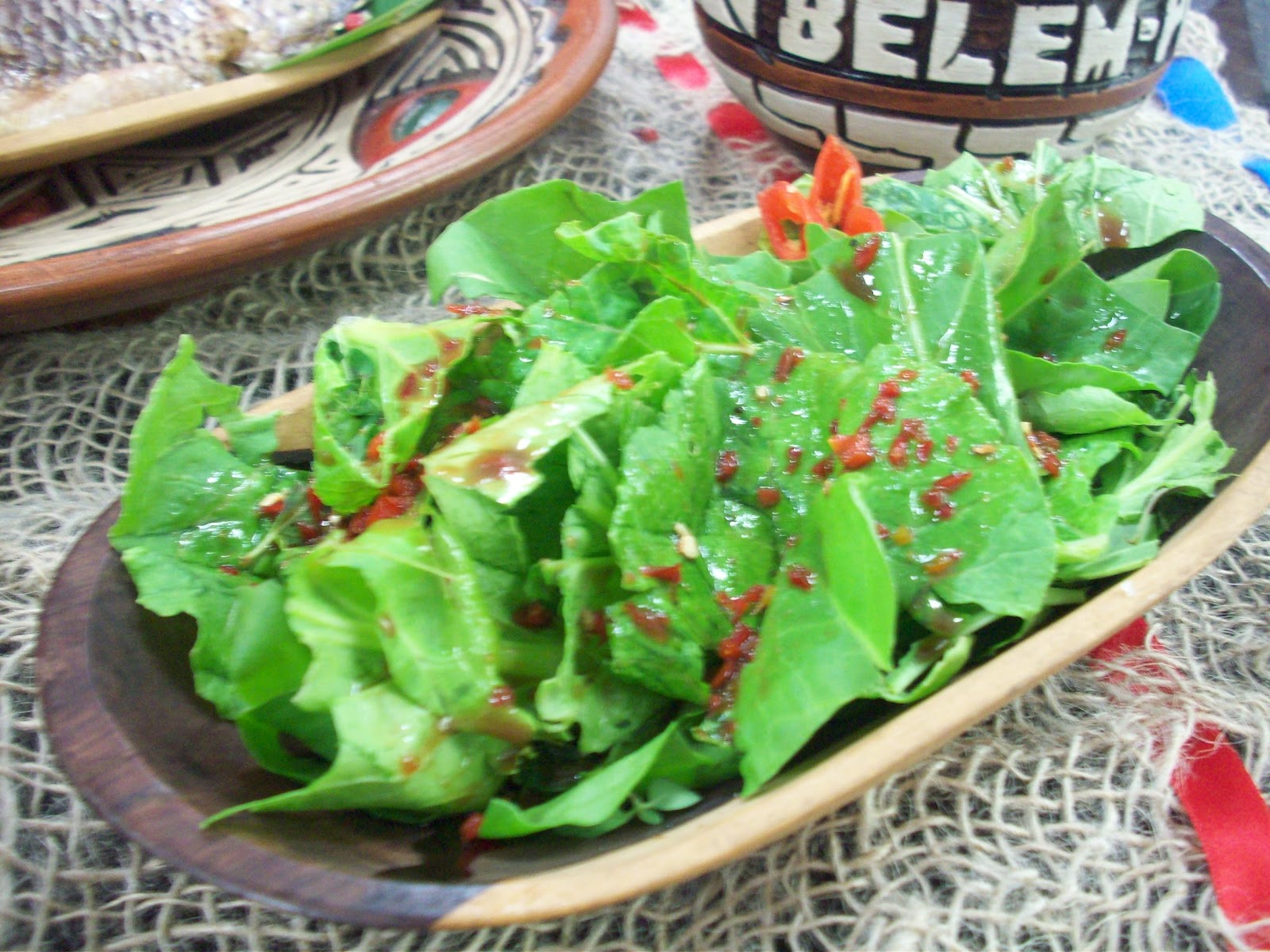Entre Talheres: Salada de chicória, Alfavaca e jambu com molho de ...