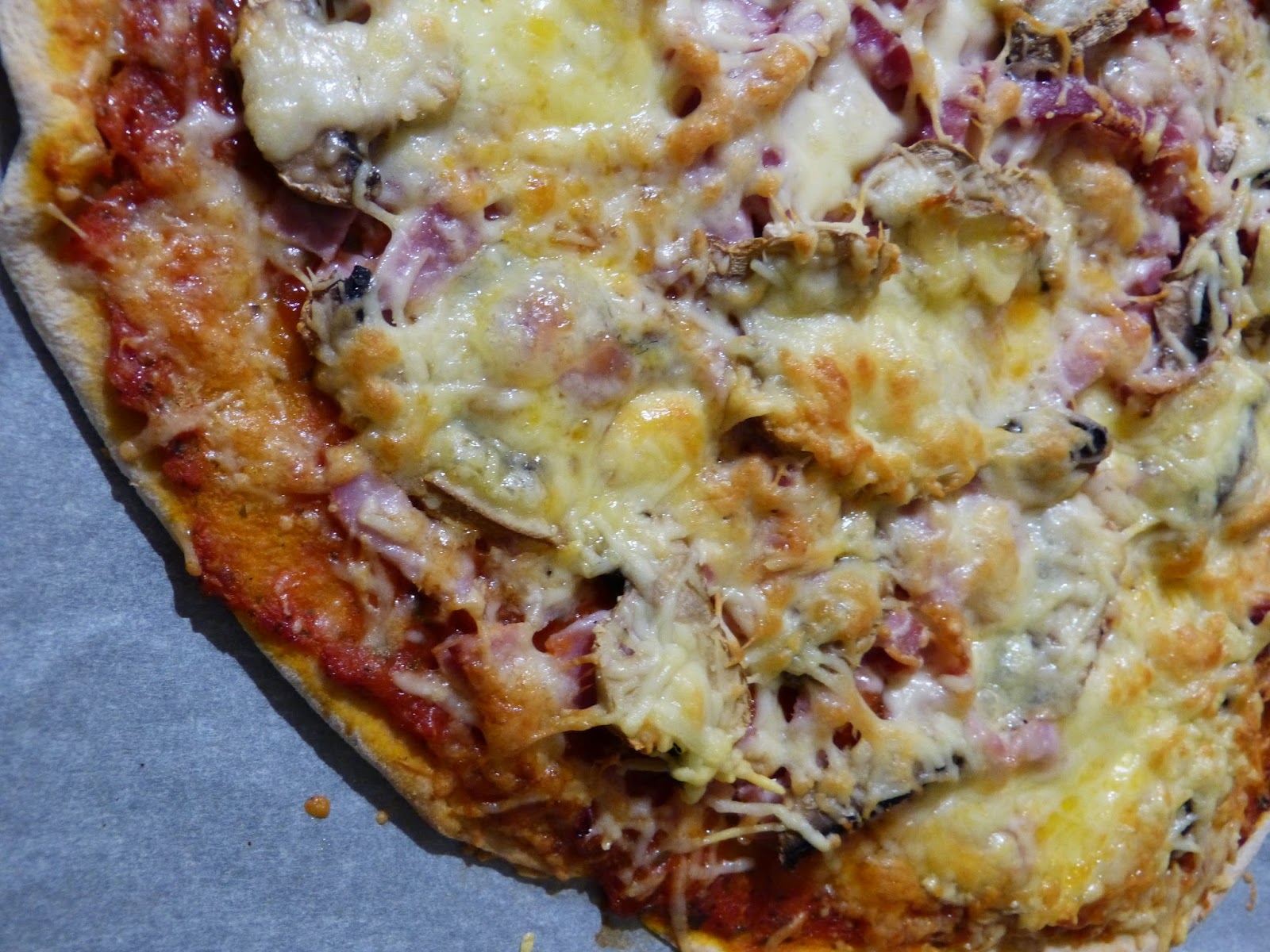 Mamzelle Cuisine: Pizza champignon, jambon, fromage