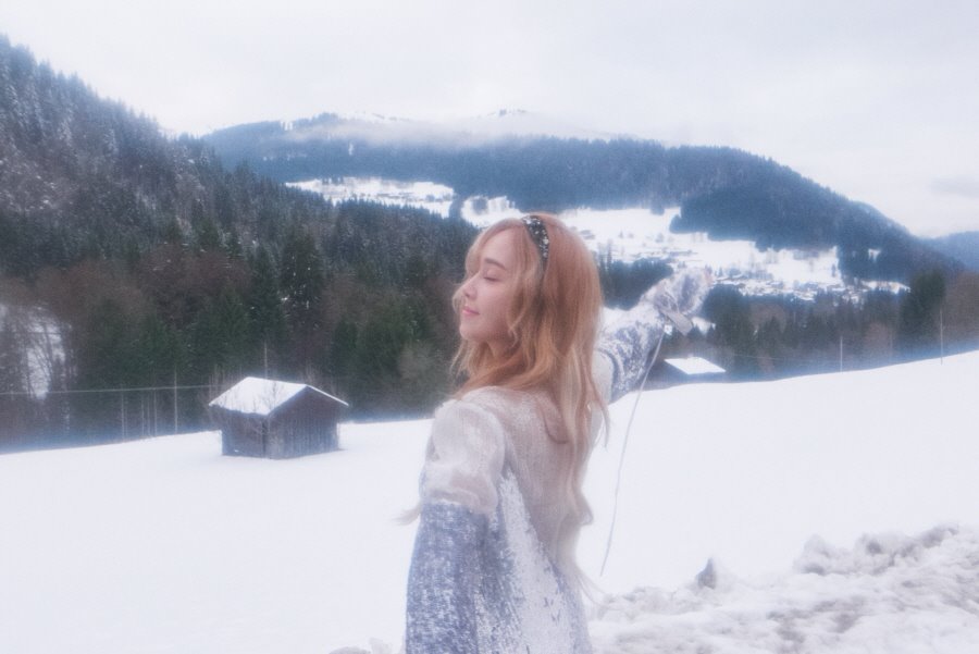 See the behind the scene pictures from Jessica's 'Wonderland' MV ...