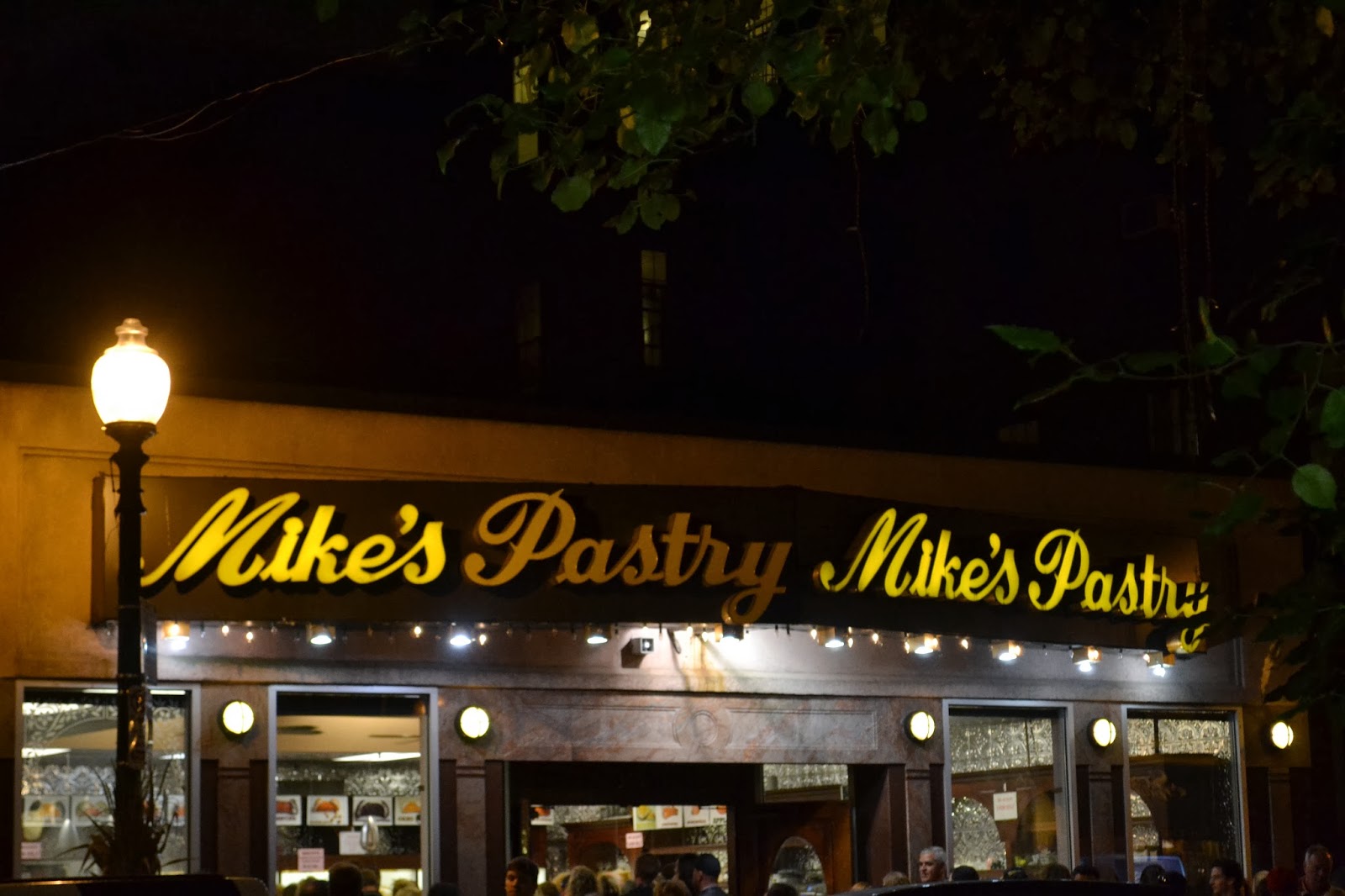 Restaurant Friday: Cannoli at 'Mike's Pastry', Boston - The Recipe Suitcase