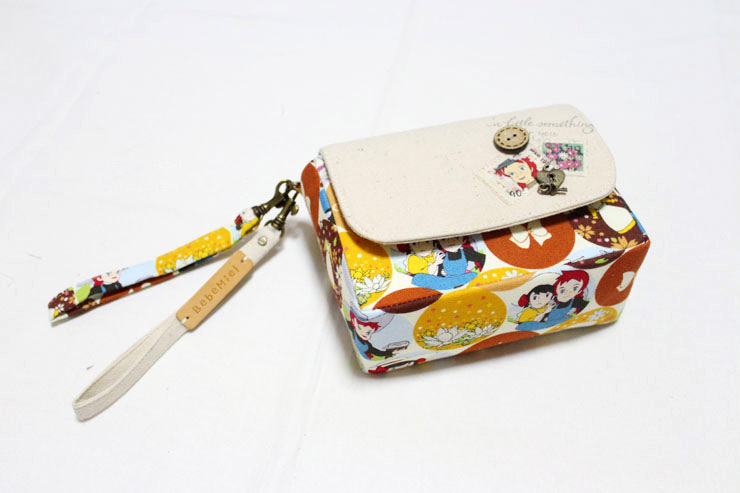 A Small Bag With Hand Strap Picture Tutorial DIY Tutorial Ideas a-small-bag-with-hand-strap-picture-tutorial-diy-tutorial-ideas