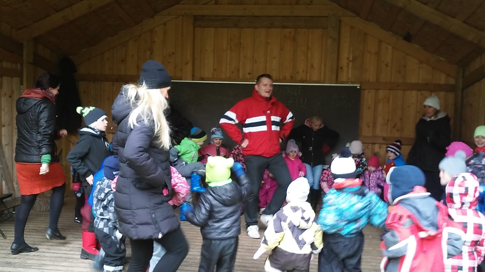 TERA 3e koolijütsid: Tänane"Seene varjus" etteaste Peedu lasteaia lastele