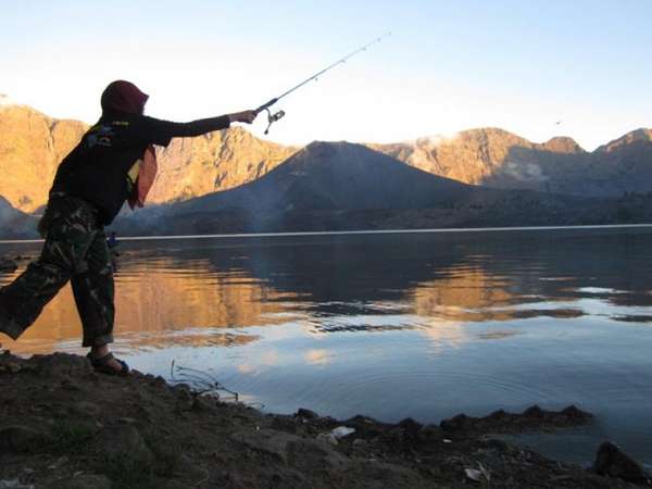 Cara Memancing di Danau ~ Resep Umpan Ikan Paling Jitu