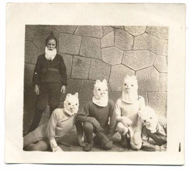 A Collection of 20 Incredibly Bizarre Vintage Halloween Costumes ...