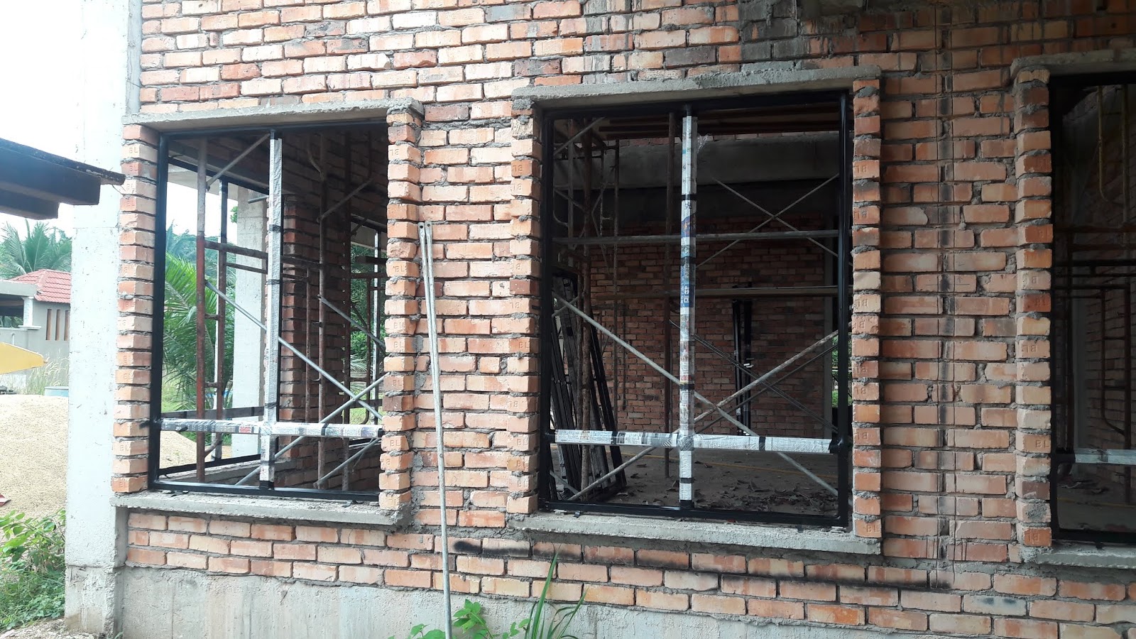 bungalowidaman: PEMASANGAN FRAME TINGKAP DAN PINTU