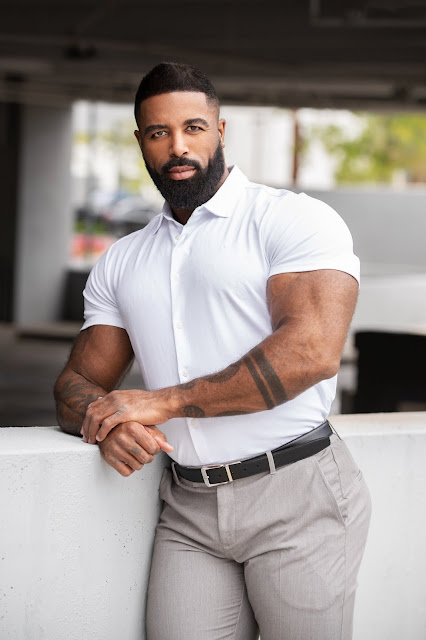 Muscle Lover: French chocolate muscle hunk Jeremy Fontanet