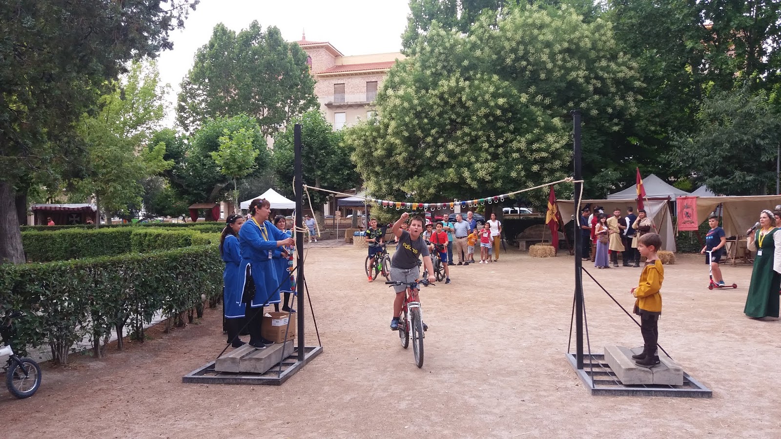 Centro de Estudios Borjanos: El juego de la sortija en versión infantil