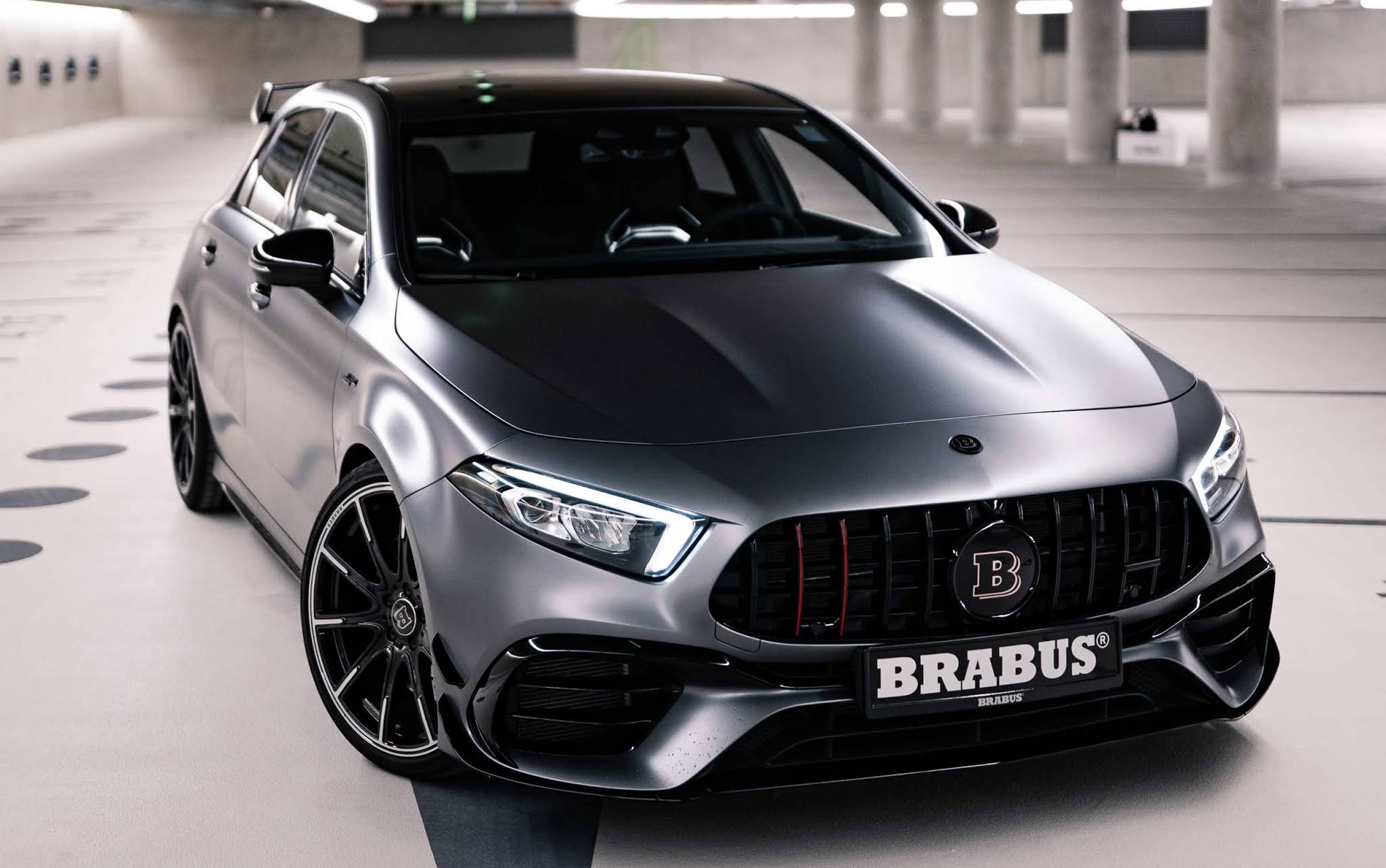 Mercedes-AMG A45 S ganha 450 cv, rodas 20 e suspensão rebaixada pela Brabus