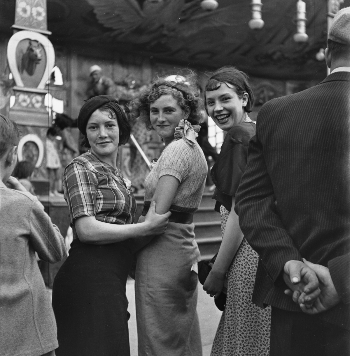 30 Vintage Photographs Capture Scenes at a Fun Fair in Paris, 1935 ...