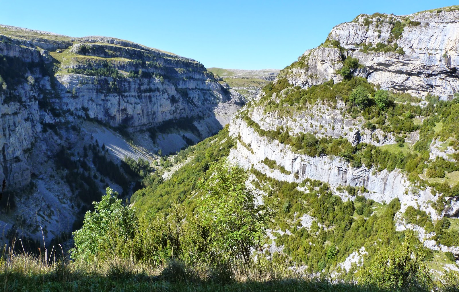 Pyrénées frontière sauvage: Randonnée Refuge de Goriz depuis le village ...