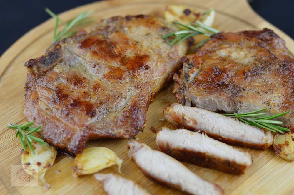 Cotlet de porc cu os, la tigaie - CAIETUL CU RETETE