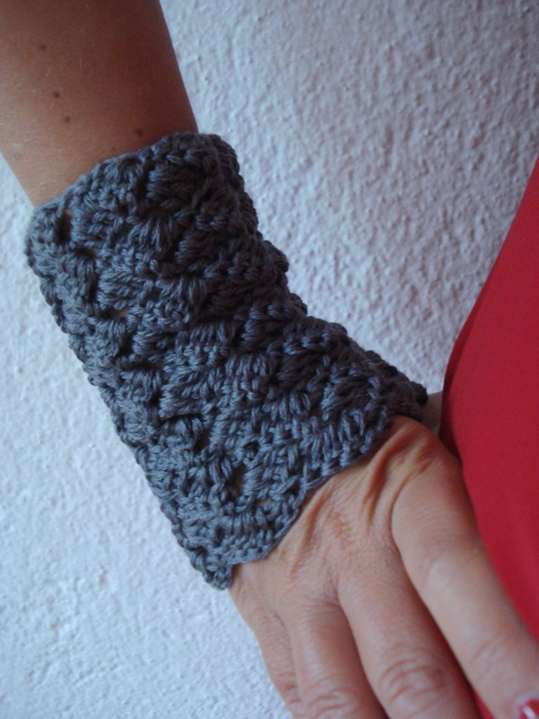Little Treasures: Lace crochet cuffs