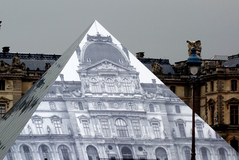 Street Art : JR fait disparaître la pyramide du Louvre - Paris 1 ...