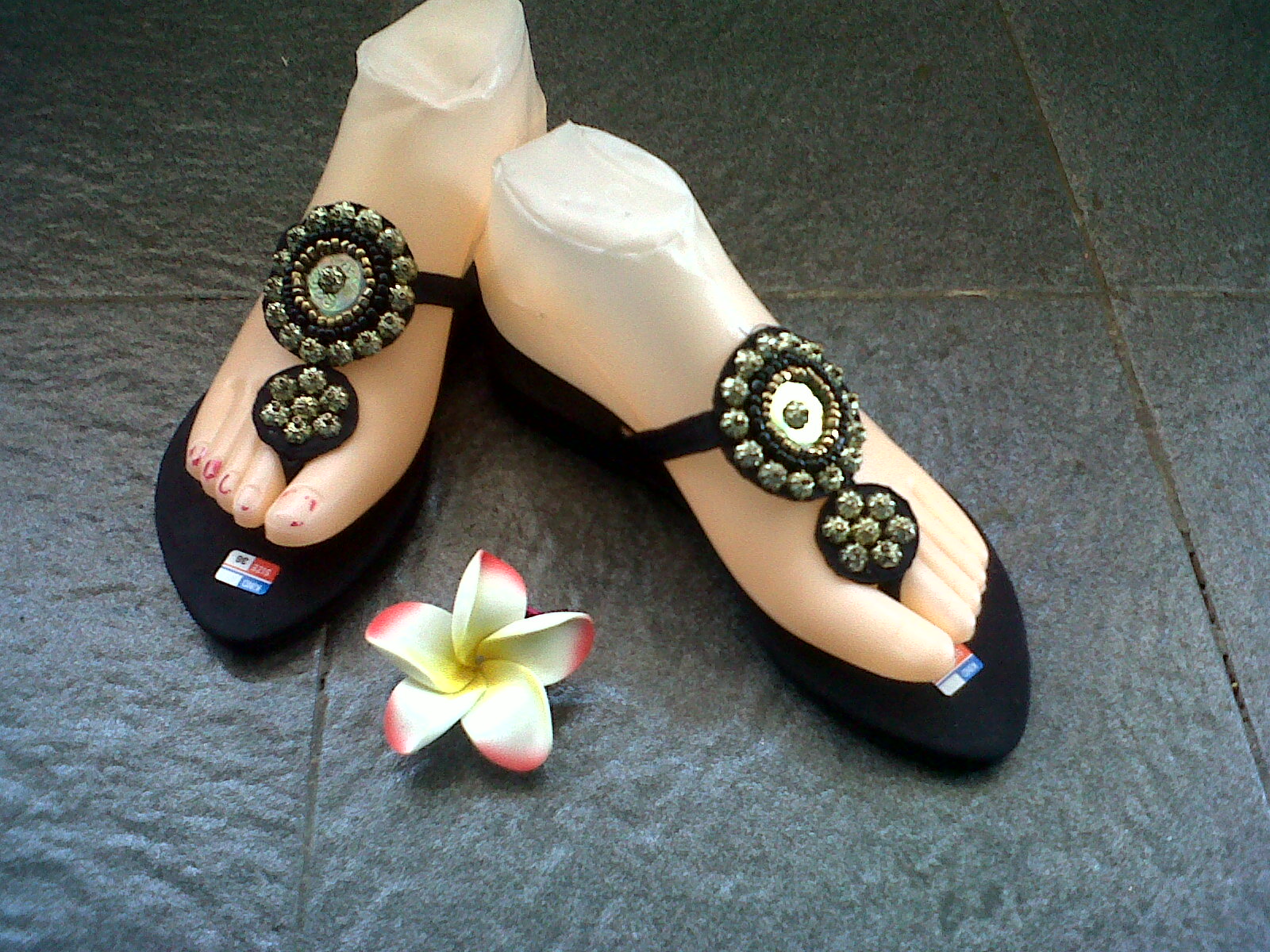 Oleh-Oleh Khas Bali: Sandal Two Moon