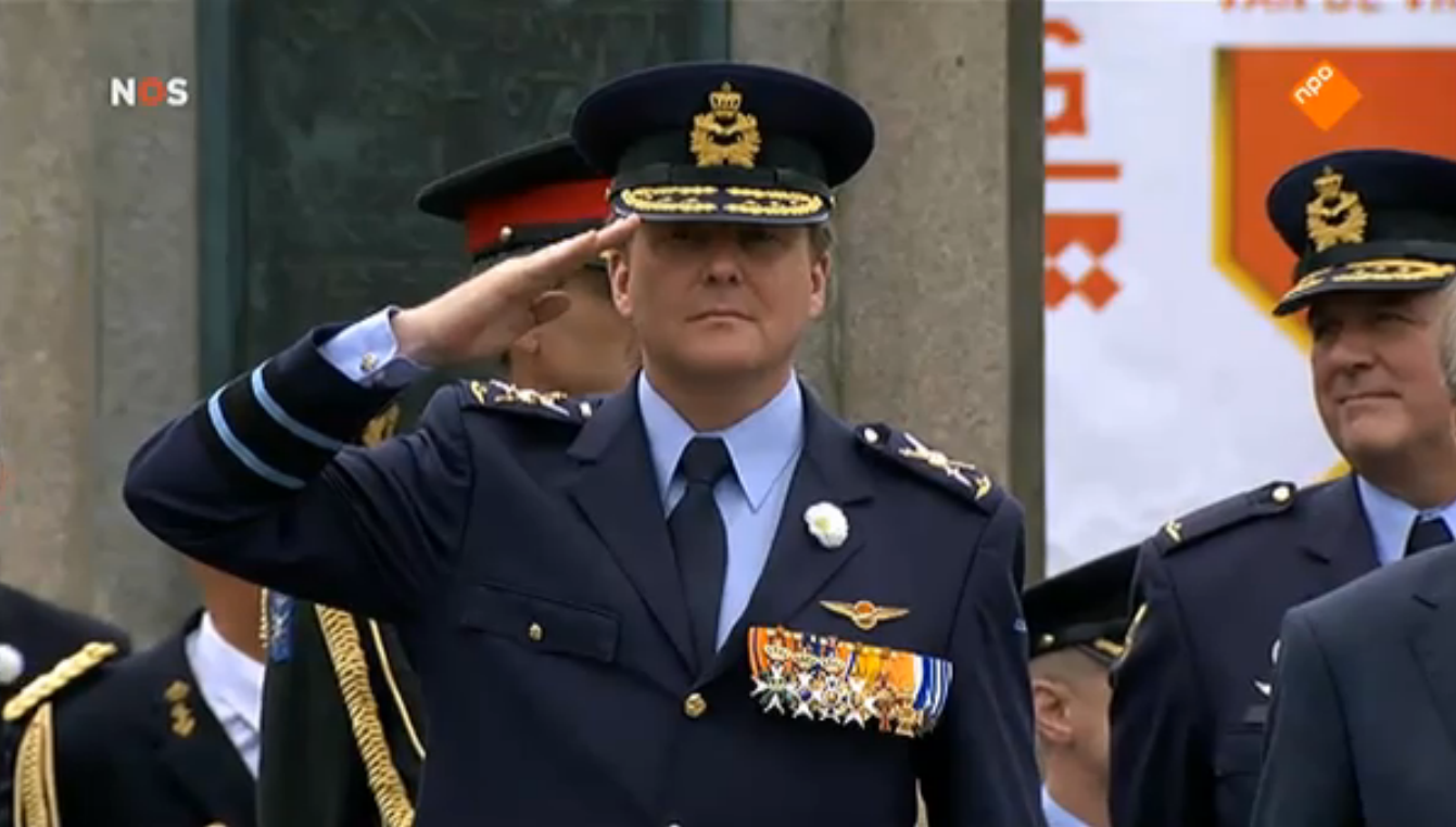 In het uniform van de Koninklijke Luchtmacht dit keer, nam Koning ...