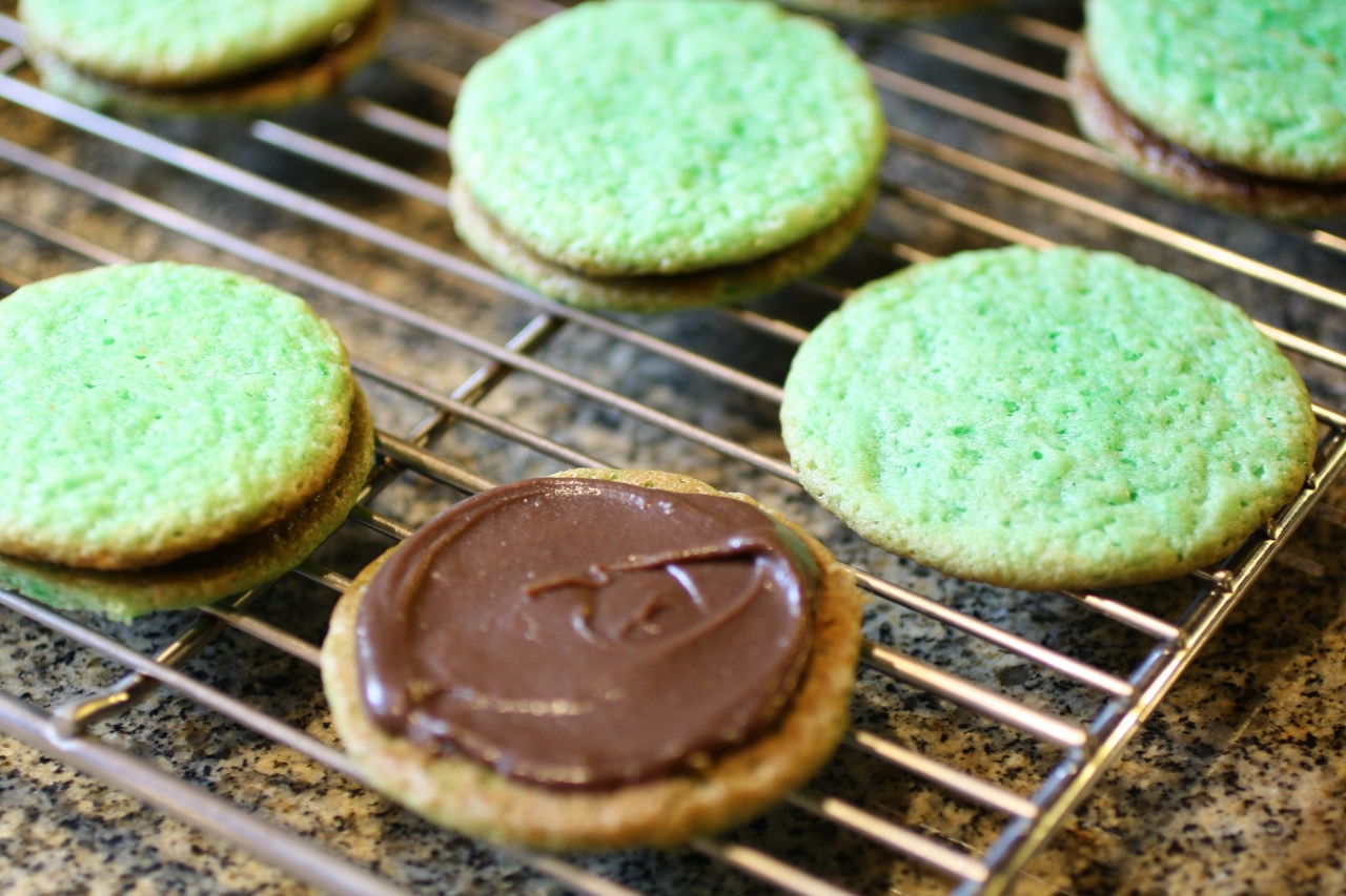 Chipa By The Dozen: Galletitas de menta con relleno de chocolate / Mint ...