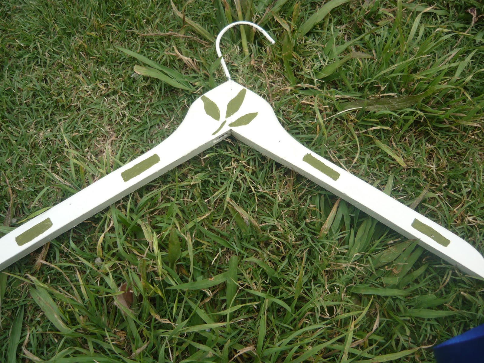 Mi Rincòn Creativo: Como Reciclar Tus Perchas de Madera Viejas