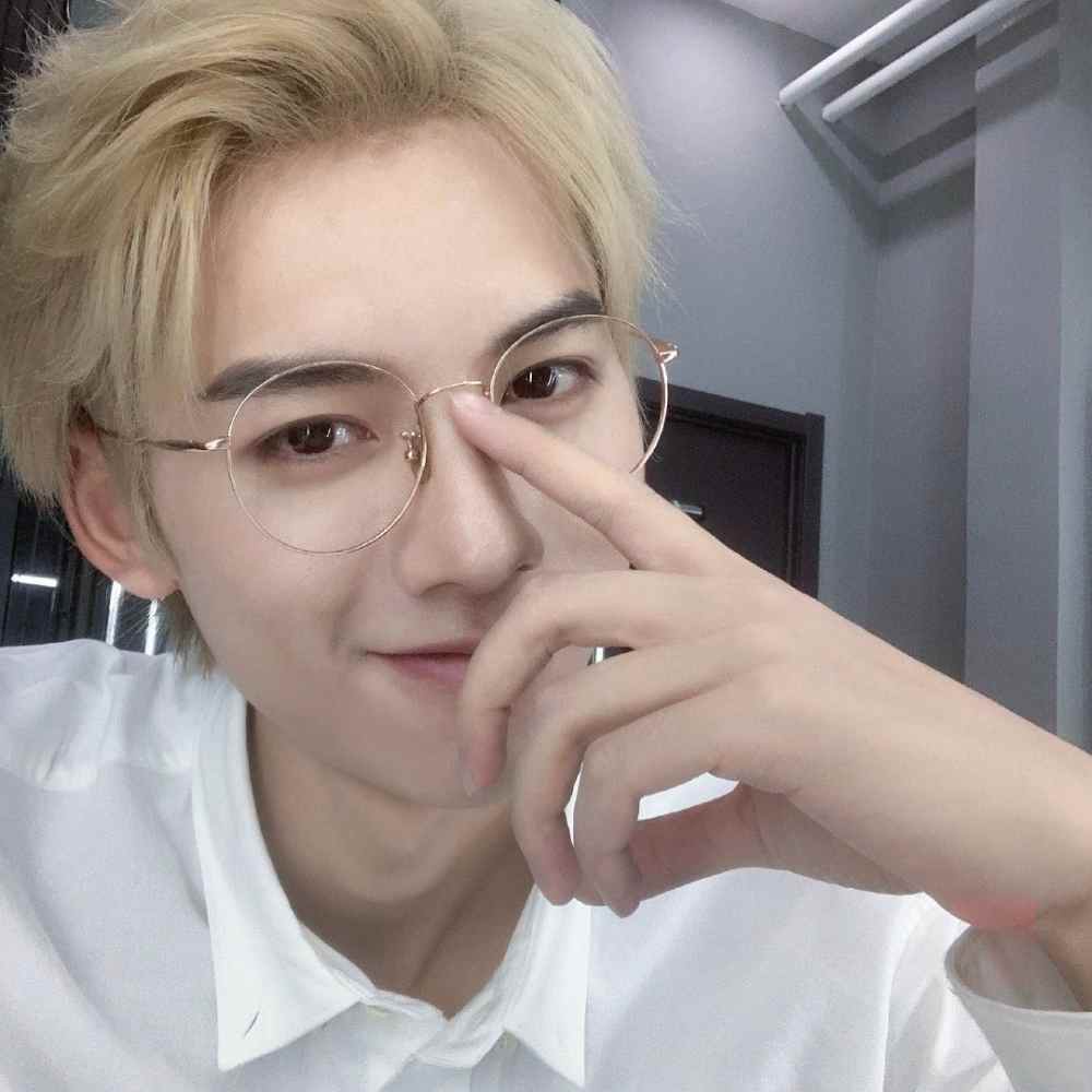 Biodata dan Profil Lengkap Deng Chao Yuan (Aaron Deng) - Nona Mandarin