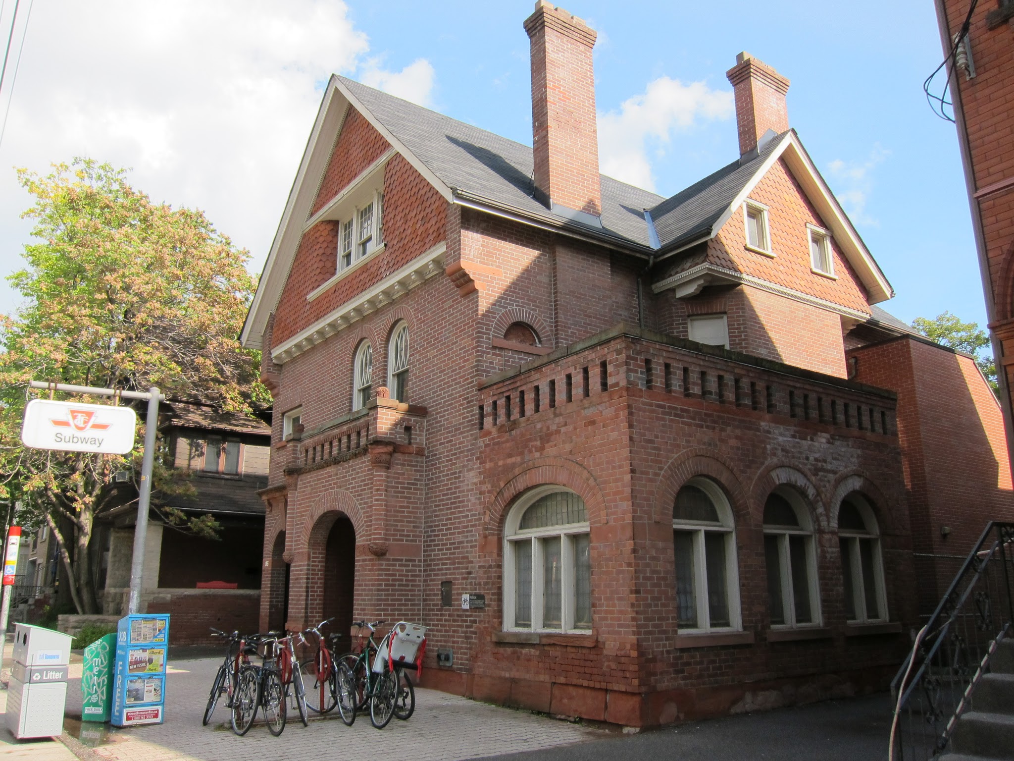 Station Fixation: Spadina