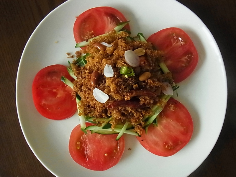 Spicy Deep Fried Tuna Salad (ยําปลาทูน่าฟู) - Taste of Siam