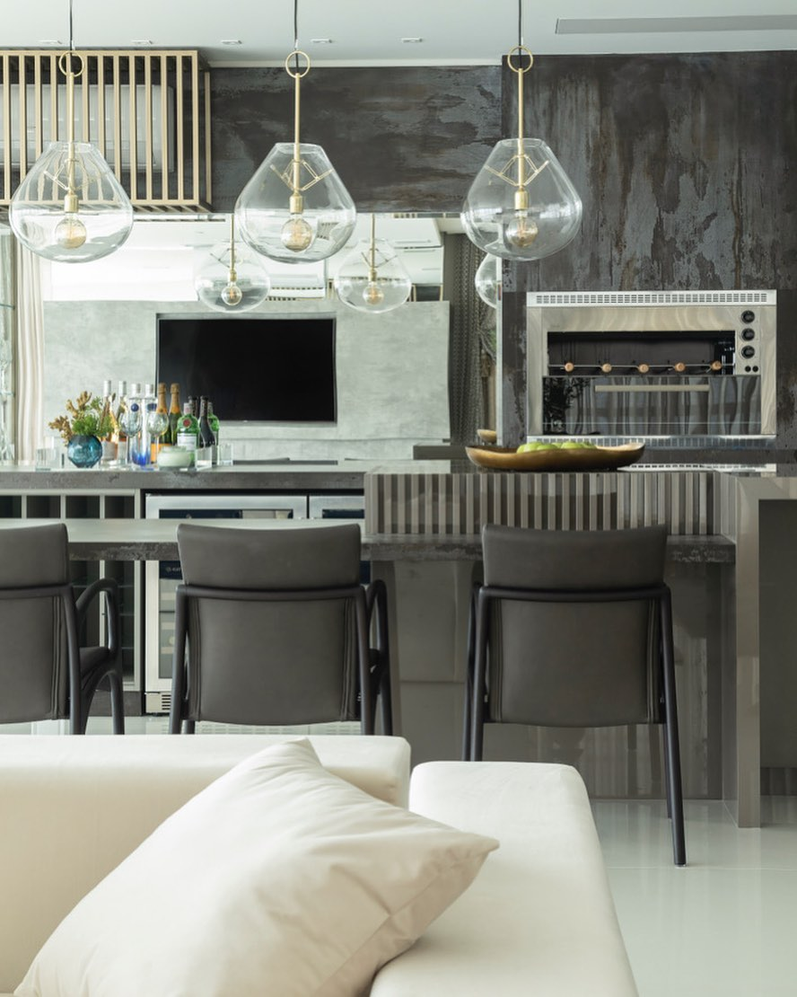 Espaço gourmet contemporâneo cinza e dourado com bar integrado à sala ... Espaço gourmet contemporâneo cinza e dourado com bar integrado à sala ...