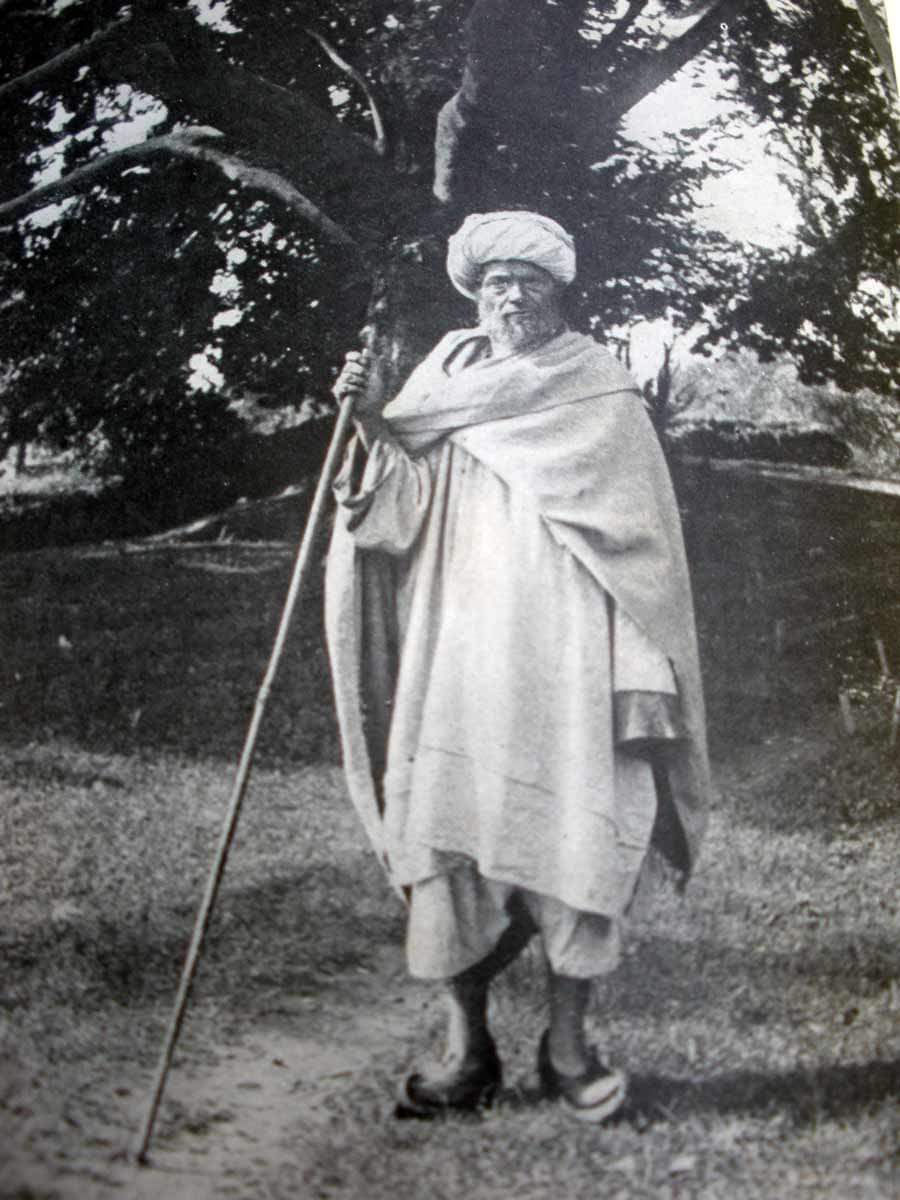 CHINAR SHADE : KASHMIRI PHERAN IN OLDEN DAYS