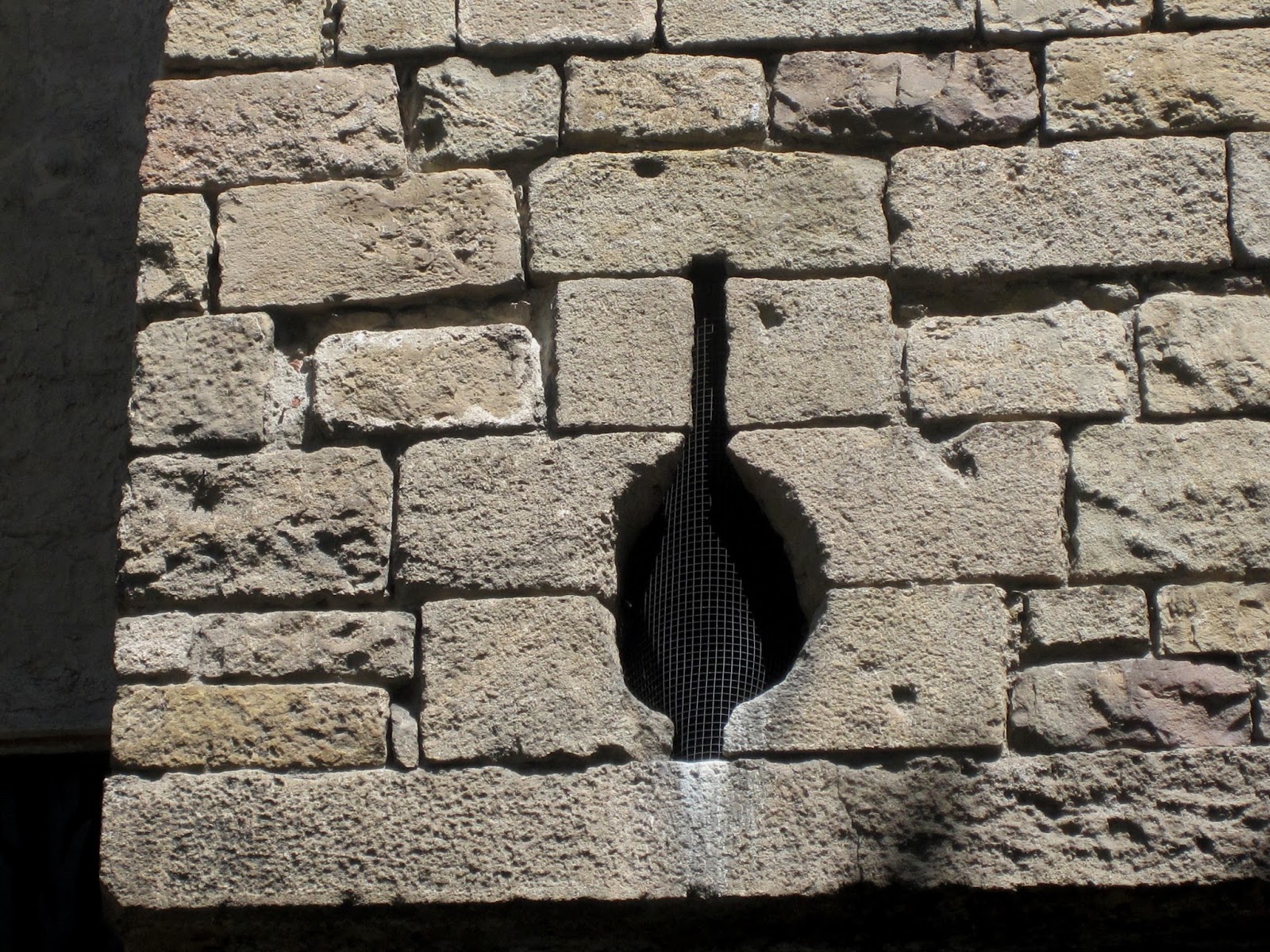 Tot Barcelona: Una aspillera horizontal en Barcelona