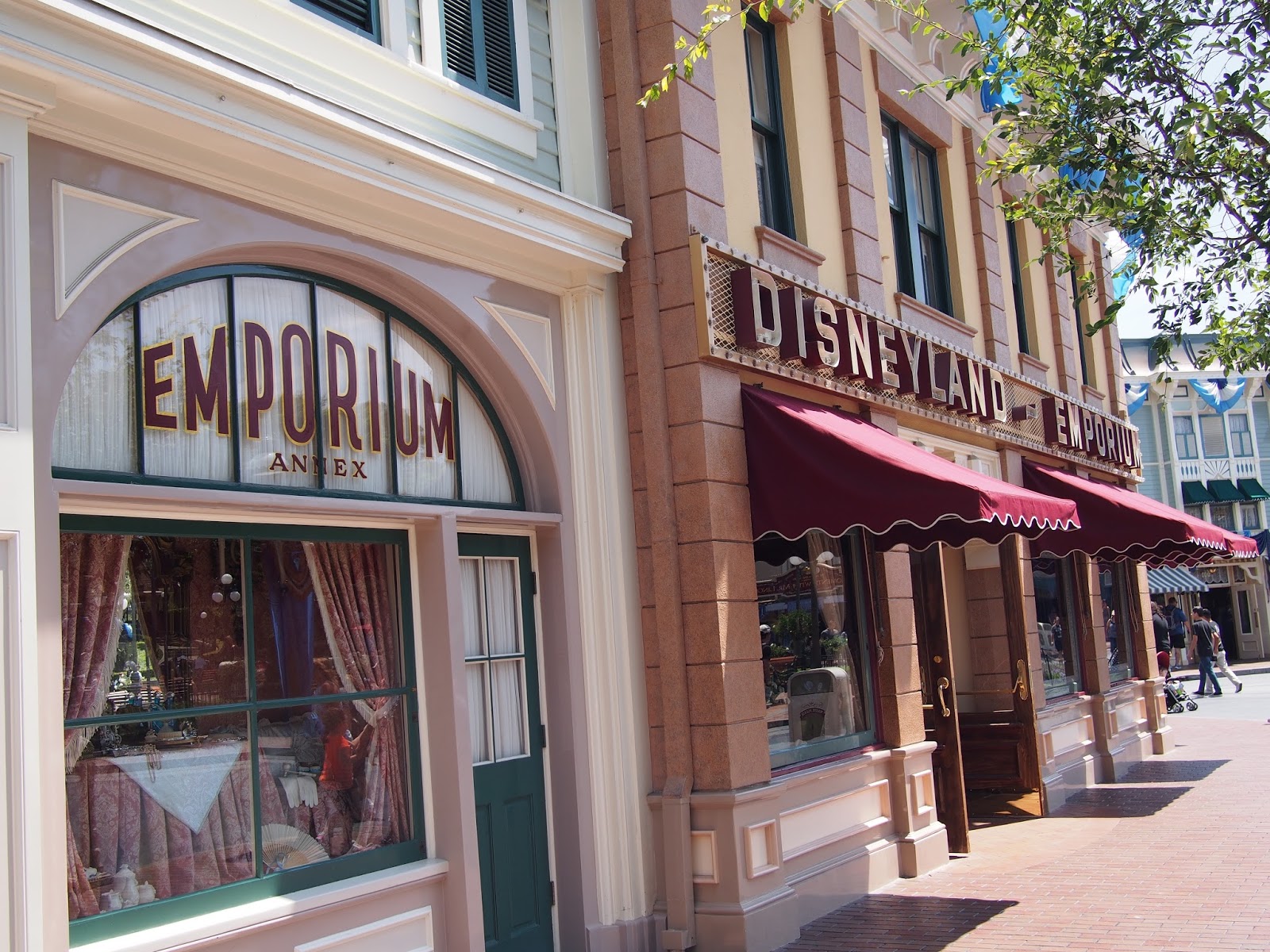 Disney Avenue: A Walk in the Park: Disneyland Edition - Enchanted Windows