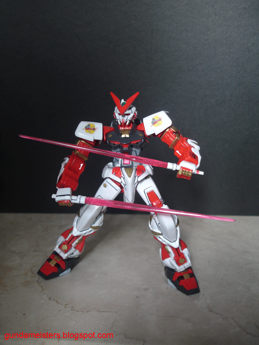 Gundam Meisters: Review: HG 1/144 - Gundam Astray Red Frame