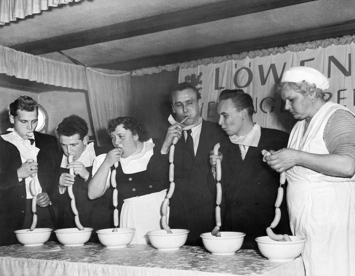 22 Amazing Vintage Photographs That Prove Eating Contests Have Been ...