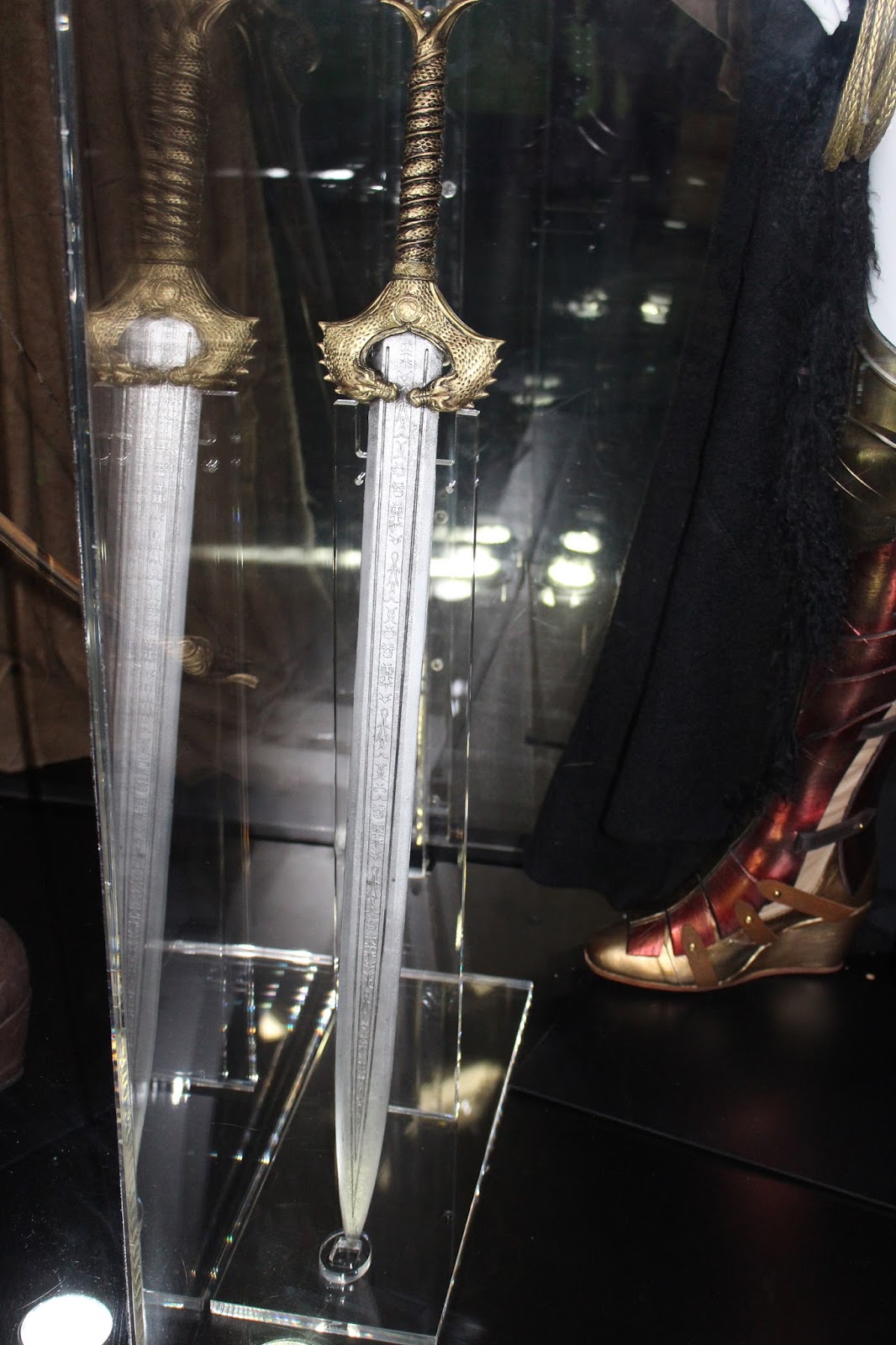 Fat Kid blogs and stuff!: Wondrous Women With Swords