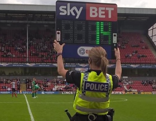 Una policía hace de cuarto árbitro - Noticias y Reglamentos para ...