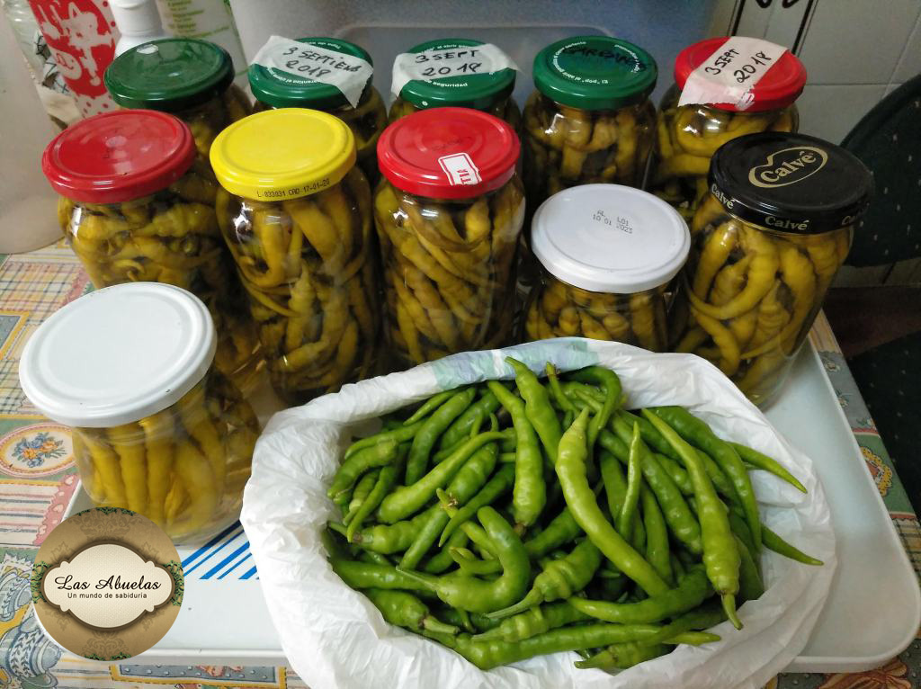Las abuelas un mundo de sabiduria: Encurtir guindillas caseras