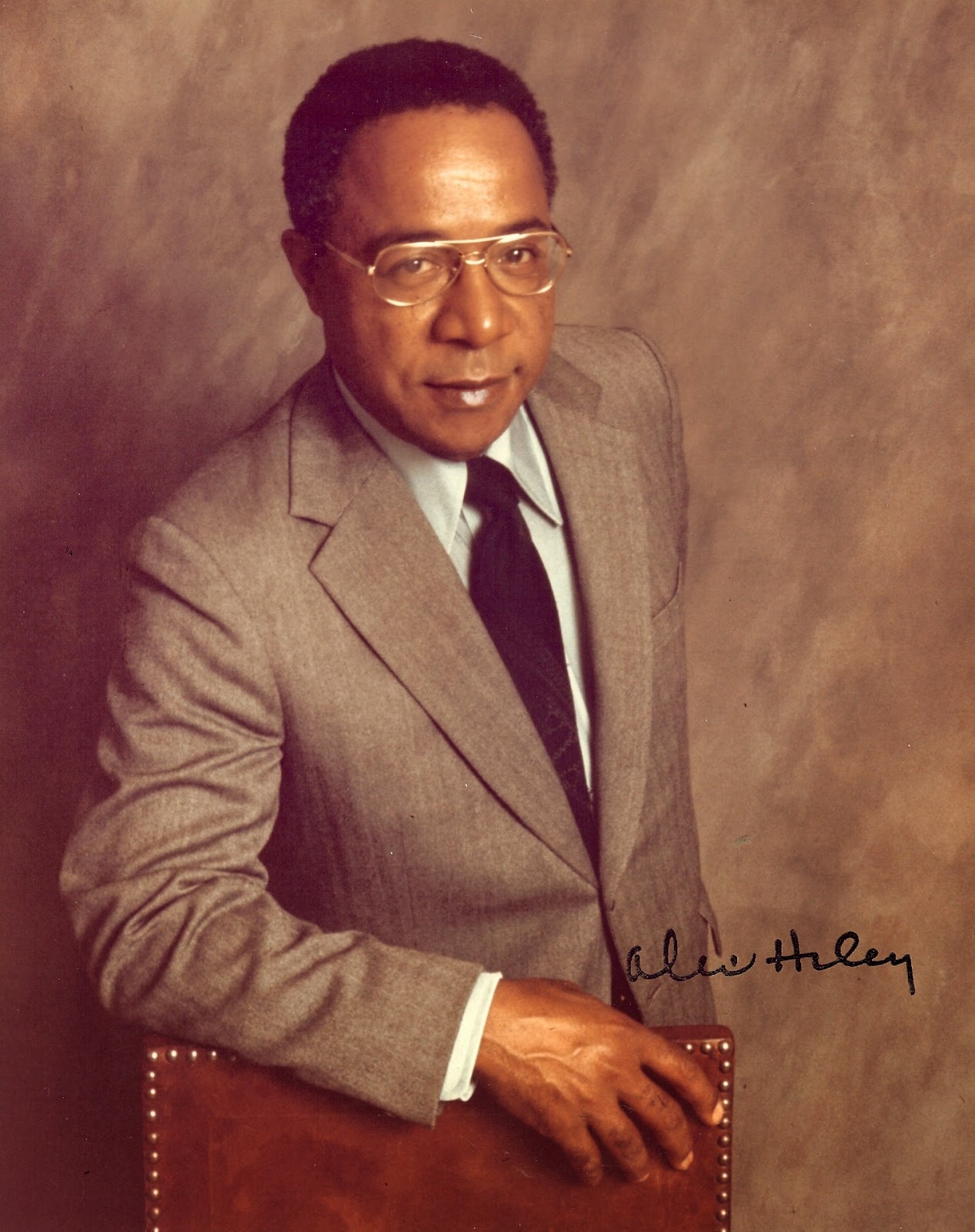 Negro em Foco - Conheça Alex Haley o Escritor do livro Roots "Raizes" A ...