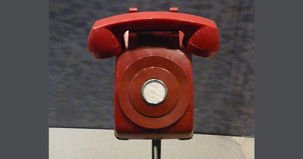 Electrospaces.net: The red phone that was NOT on the Hotline
