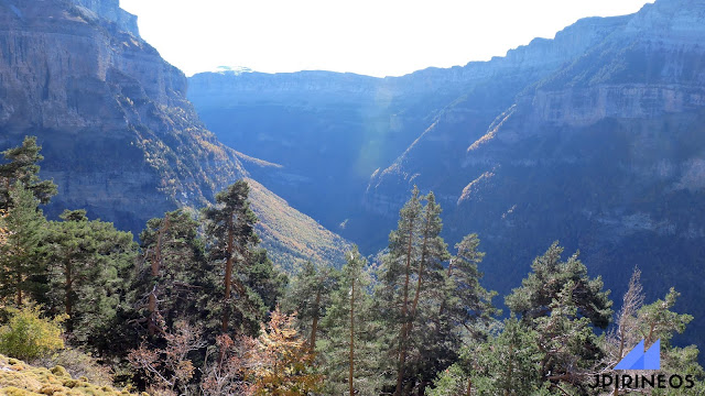 Faja Racón y circo de Cotatuero (clavijas) desde la Pradera de Ordesa