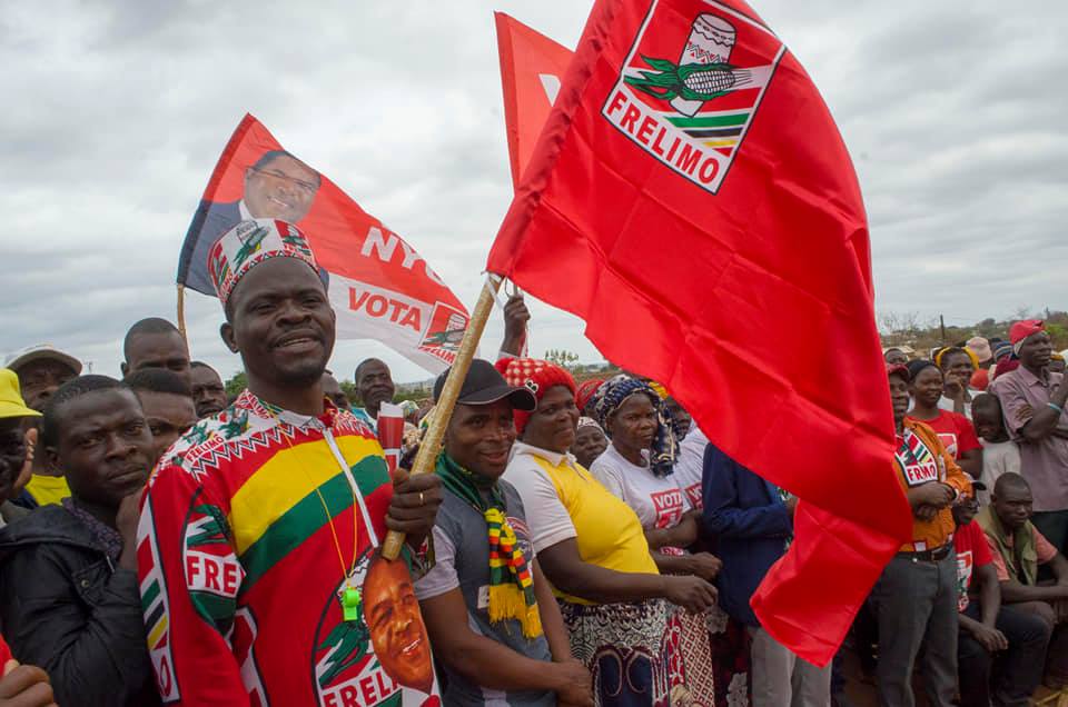 Macanga Marcha em saudação a investidura do chefe do Estado Filipe ...