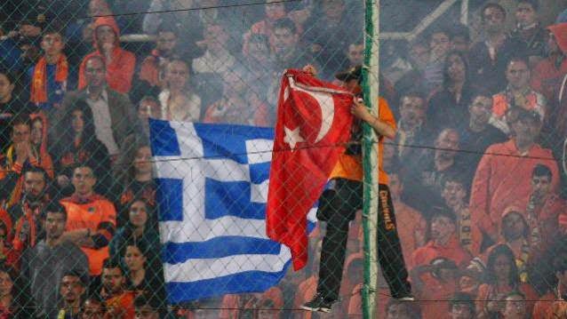 ΣΤ' @ΡΧΙΔΙ@ ΤΟΥΣ ΟΜΩΣ... ΟΠΑΔΟΙ ΤΟΥ ΑΠΟΕΛ ΕΚΑΨΑΝ ΤΟΥΡΚΙΚΗ ΣΗΜΑΙΑ ...