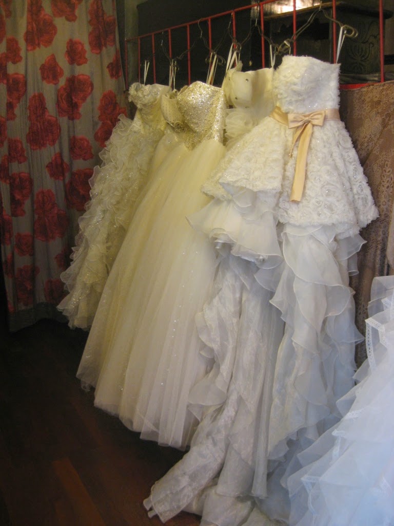 Dwaeji In Seoul: Princess Diary Cafe (wedding dress cafe), Edae