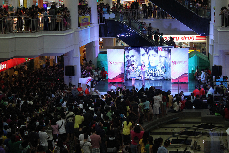 “My Husband’s Lover”’s first mall show, well received by throngs of ...